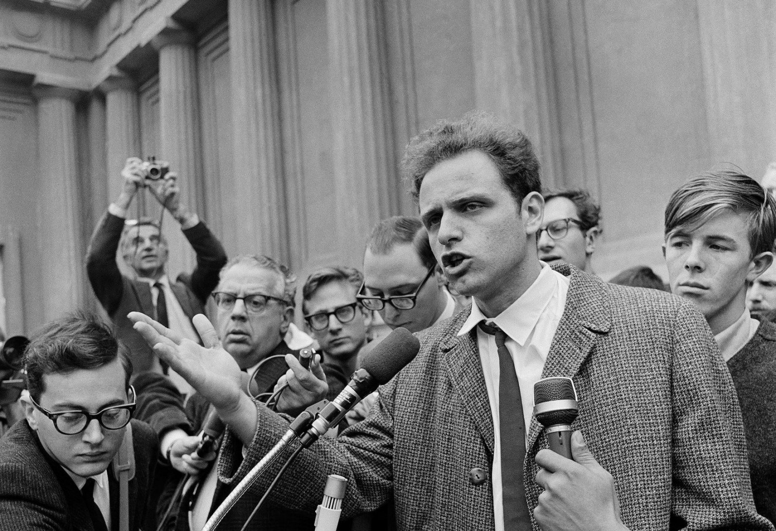 Se non vi alzate in piedi per le vostre libertà siete spacciati, urlò ...