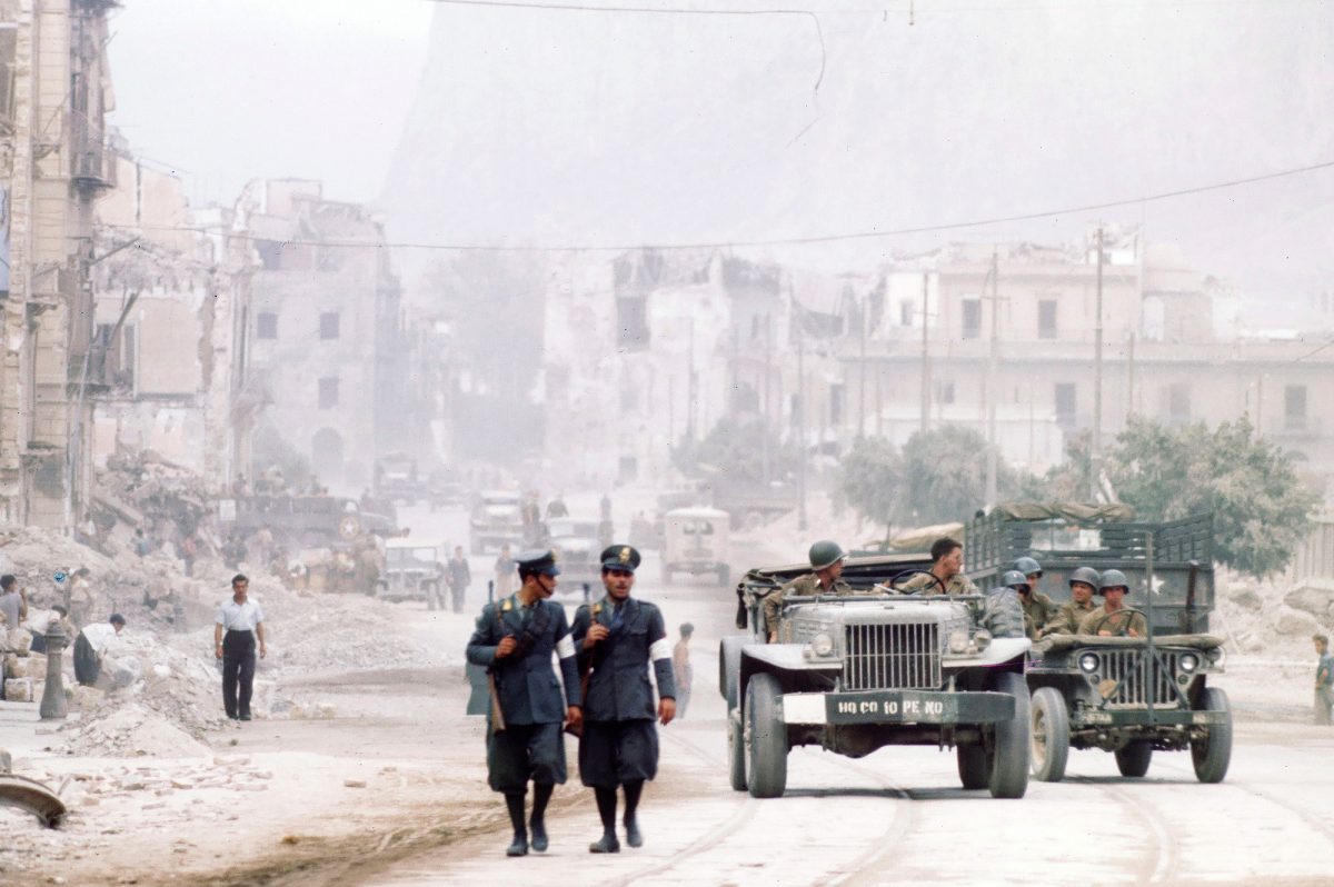 Alcuni soldati americani guidano per le strade di Palermo a seguito ...