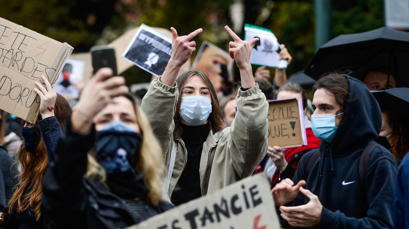 Le donne polacche difendono in piazza il diritto all’aborto, che è in ...