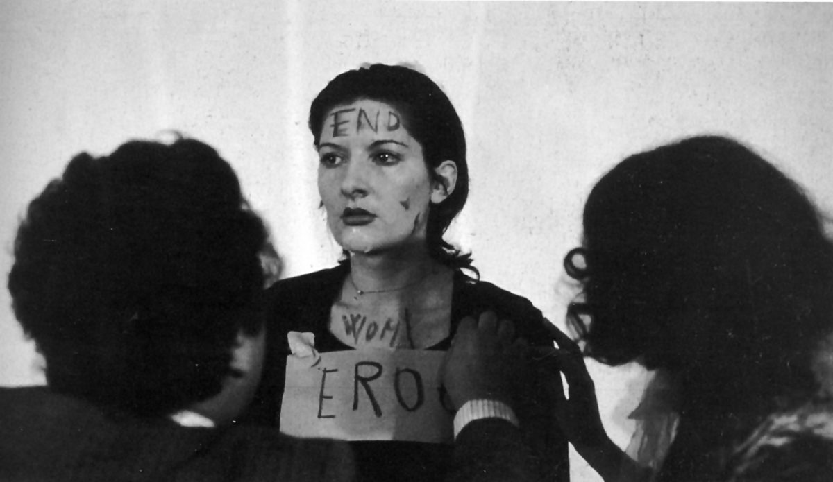 Come una performance di Marina Abramović dimostrò che l’essere umano è ...