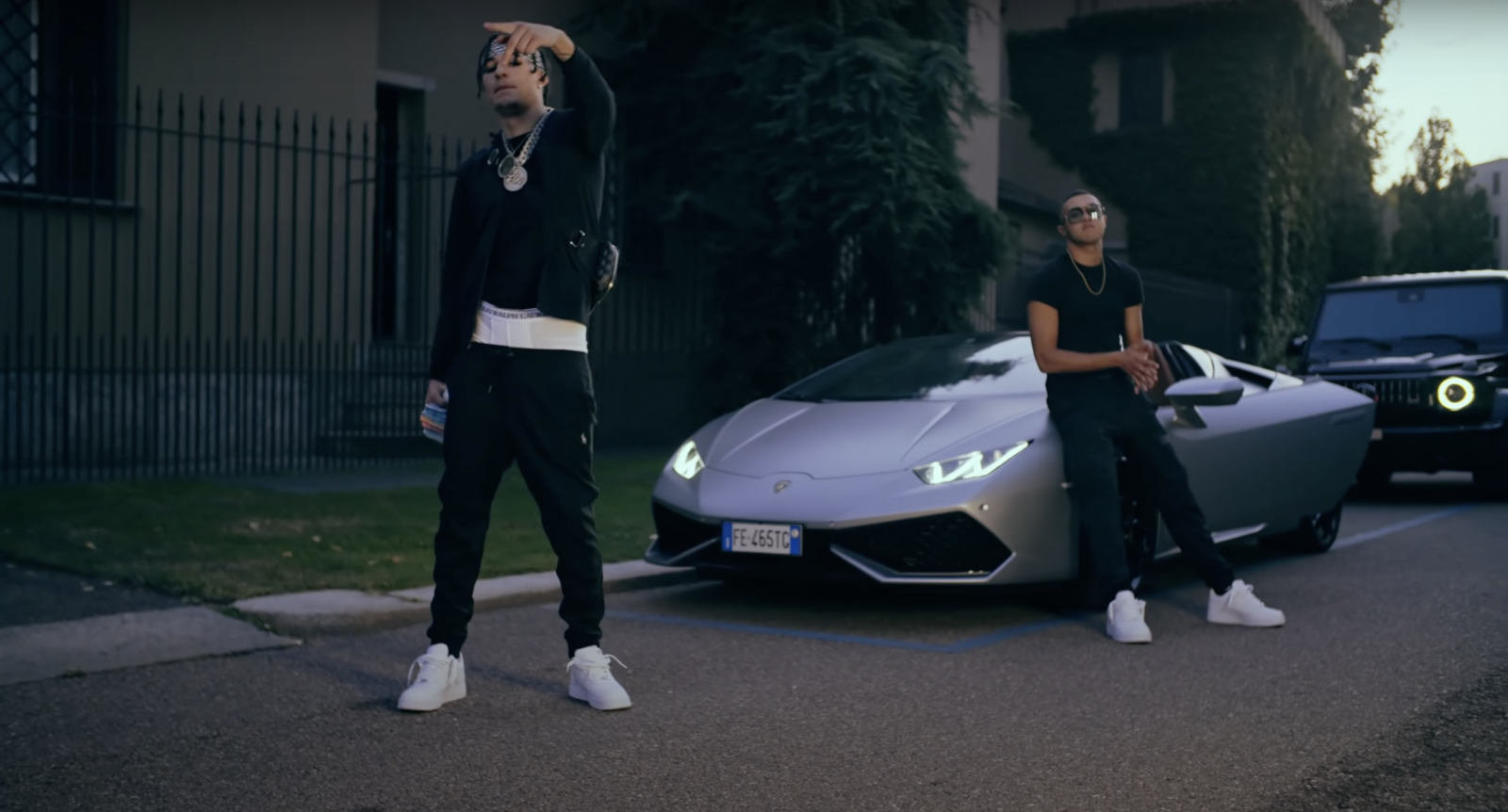 I trapper italiani vogliono imitare il gangsta rap degli Stati Uniti, e non solo nella musica ...