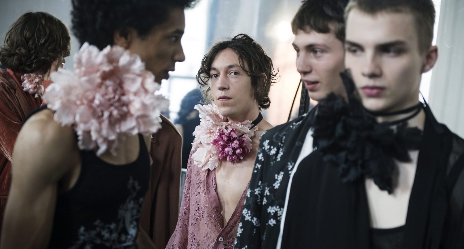 La moda è al tempo stesso materia e immagine, strumento che racconta il ...